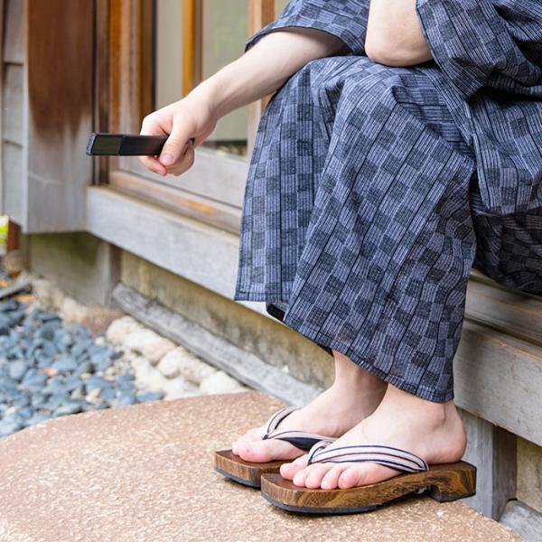 桐は大変軽くて丈夫でさらに肌ざわりがよく、古くから下駄の材料として広く利用されております。一日中はいていても疲れません。 最近では歩くことが少なくなった現在足の健康、体の健康のために下駄を履く人が増えて来ています。鼻緒部分は、履けば履くほど...