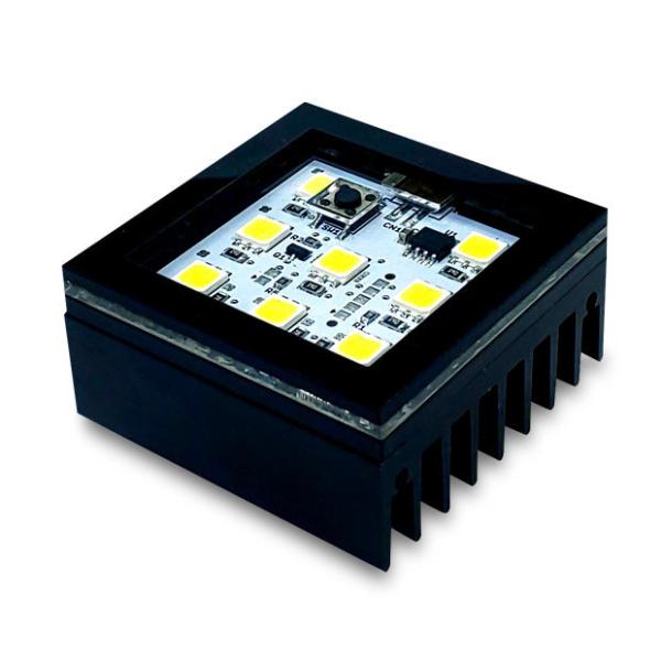 いつでもどこでも昼夜問わず充電が可能！ソーラー充電式腕時計用の充電用途に設計した光源ユニットです。USBタイプのACアダプタやモバイルバッテリーなど、一般的な電源が使用できます。夜間や屋内でも効率的に腕時計を充電できる高輝度タイプのLEDを...