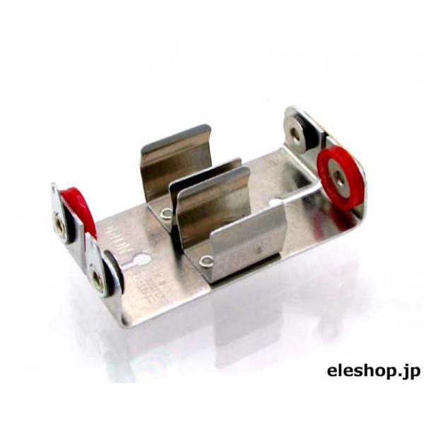 金属製(アルミ)の単3×2本用電池ボックス。樹脂製の電池ケースと比べ放熱性・保持力が共に高く、特に充電池などに最適。オプションの分極(絶縁)ワッシャ(赤/型番59)×2個付。