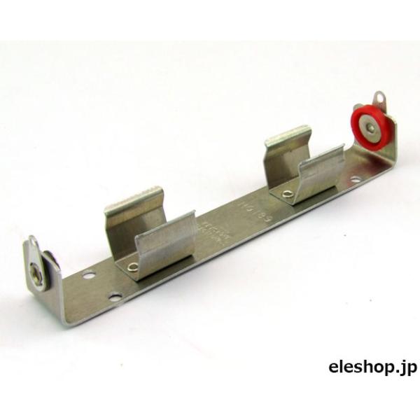 金属製(アルミ)の単3×2本用(縦2本直列タイプ)電池ボックス。樹脂製の電池ケースと比べ放熱性・保持力が共に高く、特に充電池などに最適。オプションの分極(絶縁)ワッシャ(赤/型番59)×1個付。