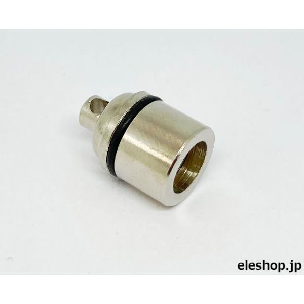 光るストラップやアクセサリー等の製作にぴったりのLED内蔵ヒートン。ネジ部を締めると電池が接触してLEDが点灯します。電池：SR621(定格電圧1.55V)×3個、サイズ(実測)：φ9.6×H13.8mm、発光色：緑色。