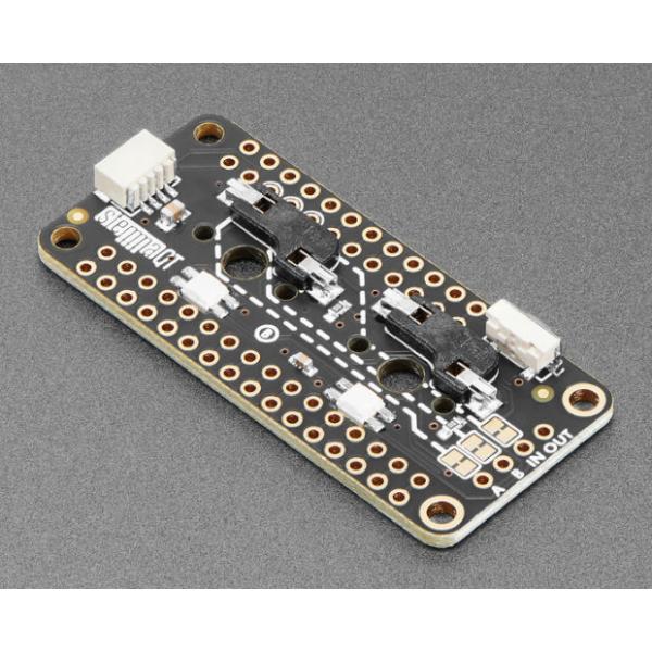 FeatherWing - NeoKey は、メカニカルキースイッチとイルミネーション用NeoPixel LEDを組み合わせた「NeoKeyソケット」を2キー分まとめた「Adafruit Featherシリーズ」マイコンボード向けの拡張基板...