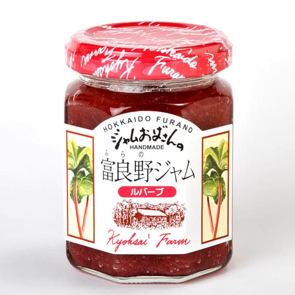 近郊の契約農家が大切に育ててくれたルバーブを使用しています。ルバーブのジャムというと緑色や茶色が一般的ですが、ふらのジャム園では食べごろになると茎が赤くなる品種を原料にしているため、素材のルバーブそのものの赤い色味のジャムに仕上がっています...