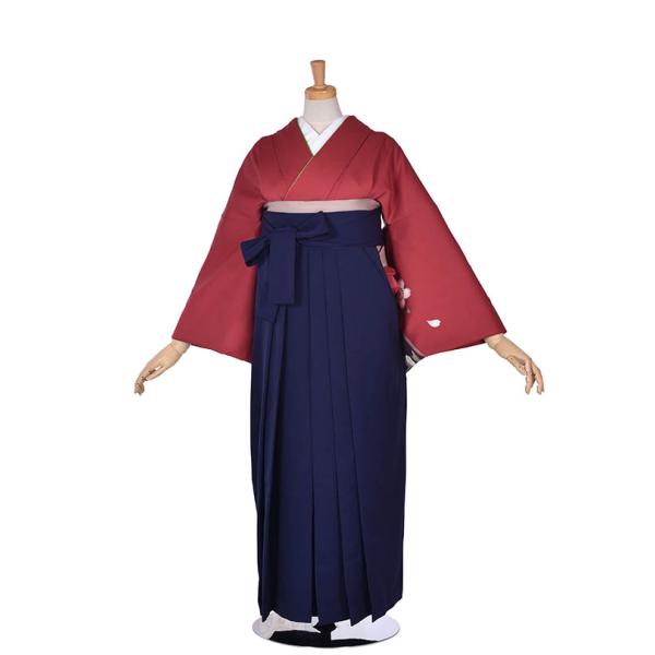 【商品情報】身長■155cm〜160cm寸法サイズ■裄:約67cm 袖丈:約49cm　袴丈:約93cm素材■ 正絹落ち着いた赤の地色に、袖を彩る牡丹桜が華やかさと上品さを引き立てる訪問着と、深みのある濃紺の袴を合わせた、おしゃれで落ち着いた...