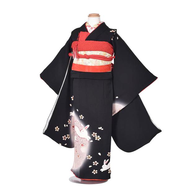 黒の地色の縮緬の高級着物です。かのことうさぎの女の子らしい古典柄が７歳のお祝いを彩ります。日本髪にも合うシンプルなお着物です。【商品情報】素材 正絹サイズ ■身長115cm~125cm■身丈:138cm 肩裄54cm 袖丈:74cm※標準サ...
