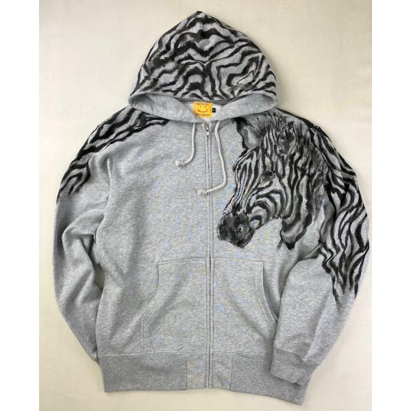 他にはない手描きならではのデザイン、柄位置にこだわったシマウマパーカーです。フードや肩に描かれたゼブラ柄は、ベスト、ジャケットやお着物のレイヤードにお使いいただくと粋なポイントになります。色：ミックスグレー素材：100％（裏パイル）サイズS...