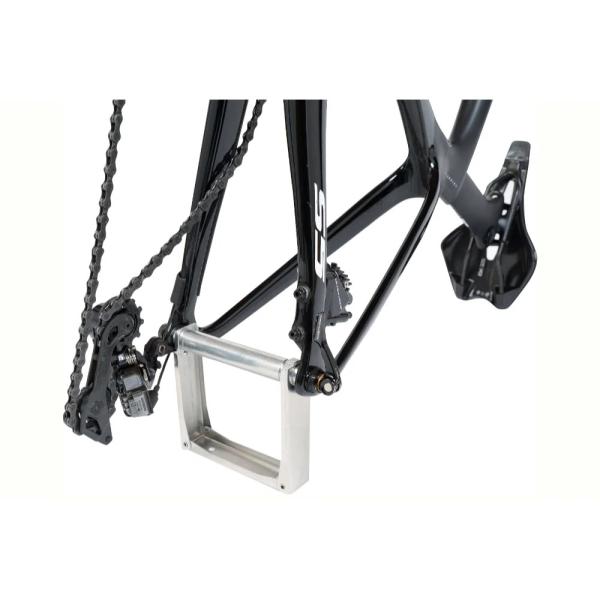 OSTRICH/オーストリッチ エンド金具 リア用 12mmスルーは、12mmスルーアクスルを採用したディスクロードやグラベルバイクの縦型輪行を支えるリア用エンド金具です。ホイールを外したフレームのリアエンドを約110mm浮かせ、安定性を高...