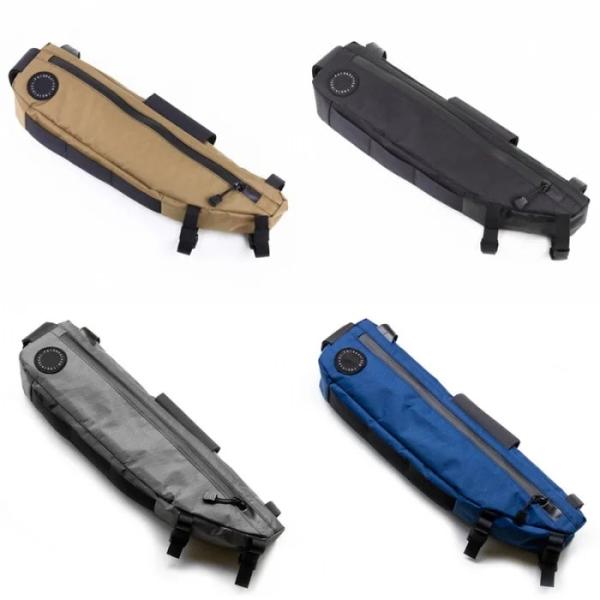 フレームのトップチューブ下に取り付けることのできるバッグです。ワンサイズながらも絶妙なサイズ感はハードテールMTBのようなスローピングフレームからホリゾンタルフレームまで多くのバイクに対応する汎用性の高い設計になっています。ボディには軽量で...