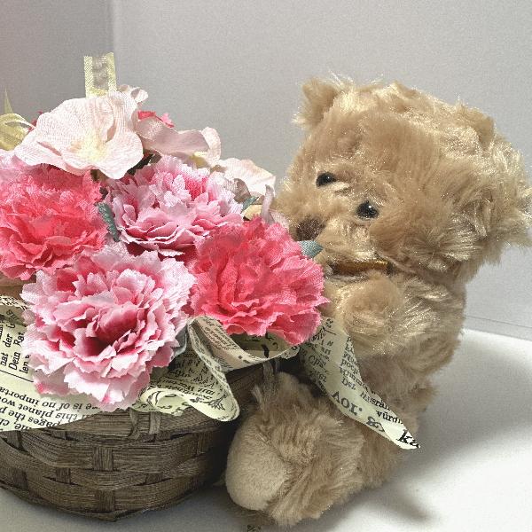 小さなクマさんがカーネーションの花鉢を抱えてお祝いに来てくれました
