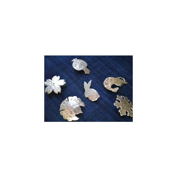 図柄を切り絵のようにシルバーの板から切り出したイメージ。和物の柄だけでなく、ネコや馬といったちょっと洋風な柄も登場です。表面は槌目のようなテクスチャーを付けてマット仕上げを施し、かわいらしいモチーフが落ち着いた雰囲気に仕上がっています。ひと...