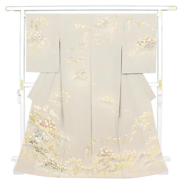 ■京都手描き友禅を牽引する匠の一人松本健一先生が描く加賀五彩染の華やかで格調のある礼装訪問着です。■王朝庭園の図案、手描き技術、国産重め生地などすべてに一格上の物作りです。■訪問着らしい礼装を追求した色柄が大切な式典で最高の着姿として披露さ...