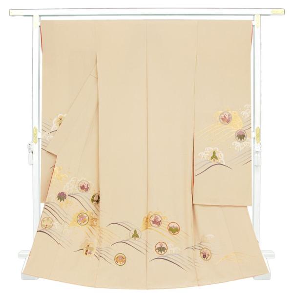 ■格調を大切に無地打ち掛調で制作した総手刺繍仕様の振袖です。■こだわりのかざり振布やかざり比翼を付けシンプルな全体像を華やかにしています。■最高の浜ちりめん地、祝波に四季花玉文などすべてに一格上の上質な個性が光ります。■今後は制作が難しい希...