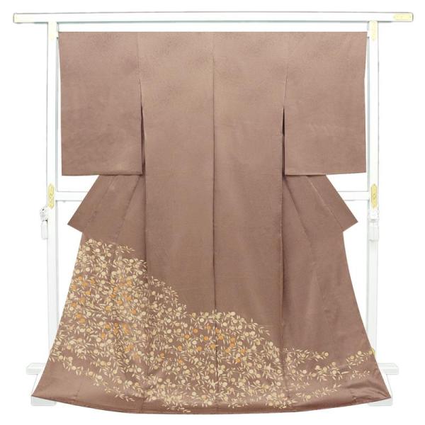 ■日本図案家協会会員の優秀図で小付けの柄に京友禅手描きの白上げ友禅をベースに手刺繍美術で仕上げています。■格調と上品さを大切に影日向調に変化を付けた最高級の色留袖です。■また、トールサイズ仕様（普通うサイズも可）でゆとりのある着姿と式典にふ...
