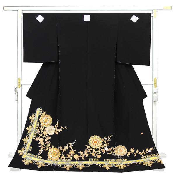 ■格調と華やかさを併せ持つ図案家協会優秀図案を用い表現された正倉院唐草華文図の黒留袖です。■京友禅手描き染めで本金彩加工や金駒刺繍で丁寧に制作されています。■高いお席でレンタルには無い一格上の着姿を披露する逸品をお楽しみ下さい。○地色　【こ...