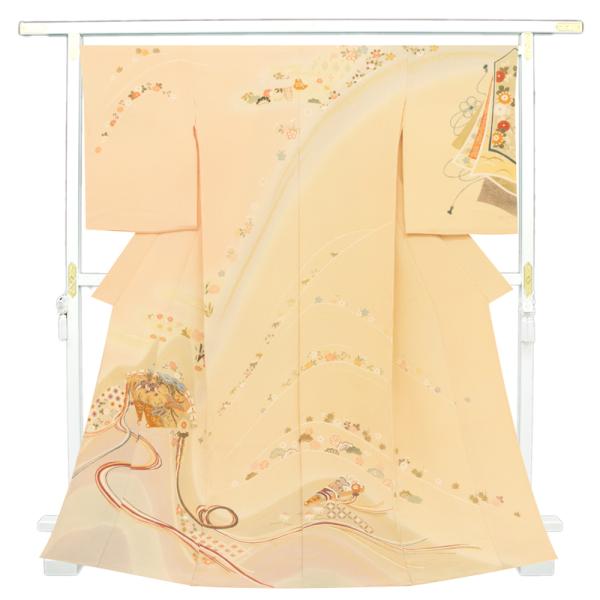 ■日本図案家協会員の優秀図案で王朝扇面四季花鳥文を京友禅伝統工芸手描き染で仕上げています。■最高級の手描き、手刺繍、本金仕様の物作りが一格上の着姿を披露します。■難しい枠場ボカシを使い純古典で着姿重視の物作りが最高の気品と格調を表現します。...
