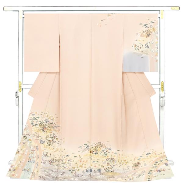 ■優しい表現の優美染で上品に制作された鹿の子染入りの特撰訪問着です。■正倉院吉祥四季花王朝庭園文を京友禅伝統工芸手描き染で本金加工や多色の本加工で描いています。■入卒業式、お宮参り、十三参り、結婚式や普段使いのお茶席などで活躍する逸品が着物...