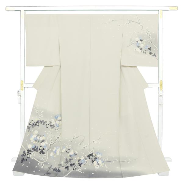 ■最高級の京友禅白上げ手描き染で上質に仕上げた特撰本加工の訪問着です。■単彩色で工芸春秋花文図が最高の着姿を作ります。■京友禅士の自信作で落款入りの上質で一格上のこだわり作品です。○地色　【こちらの地色は上品な白灰地です。】○絹織物　○新品...