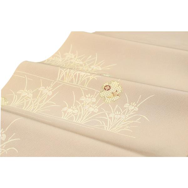 ■気品と上品さと格調ある図案をテーマに制作した特撰本加工の付下きものです。■京友禅伝統工芸染に手刺繍美術で上質感を出した逸品の物作りです。■年間を通じてお召しいただける宝尽し雪輪文で着姿重視で一格上の装いを演出します。○地色　【こちらの地色...