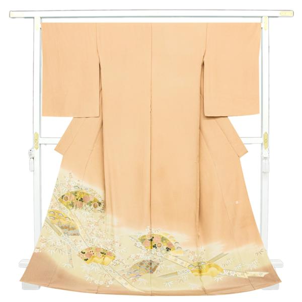 ■格調を大切にした王朝祝春秋熨斗文の工芸図案で、特撰の色留袖を製作しています。■最高級の本加工仕上げで手描き、本金、焼箔加工、刺繍などを施し、完成した落款入りの礼装色留袖です。■こだわりの地色、重目生地、デザインとすべてに手抜きのない物作り...