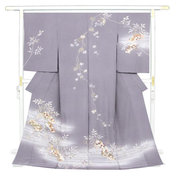 ■優しい表現の優美染とバックにかすみボカシと入れ目立たないように上品に制作された訪問着です。■吉祥王朝四季花文を京友禅伝統工芸本加工手描き染で本金加工や刺繍入で描いています。■入卒業式、お宮参り、十三参り、結婚式や普段使いのお茶席などで活躍...