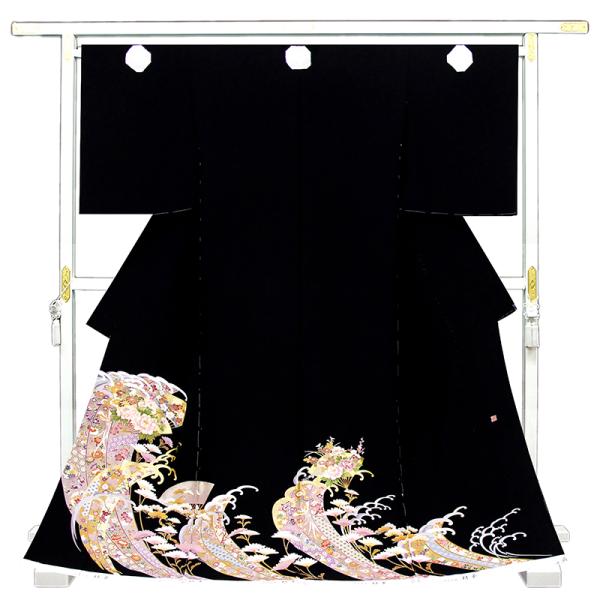 ■格調と華やかさを併せ持つ図案家協会優秀図案を用い表現された正倉院祝い波熨斗図の黒留袖です。■京友禅手描き本加工染めで本金彩や刺繍で丁寧に制作されています。■高いお席でレンタルには無い一格上の着姿を披露する逸品をお楽しみ下さい。○地色　【こ...