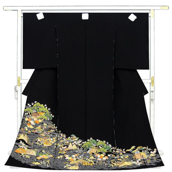 ■日本図案家協会会員優秀作図案で制作した特撰東京友禅仕様手描工芸の特別な黒留袖です。■王朝庭園四季花祝い波文を格調高く華やかで上品に描いた最高級の本物の物作りです。■本金と本金糸目の上質感が大切な式典で最高の着姿を披露します。○地色　【こち...