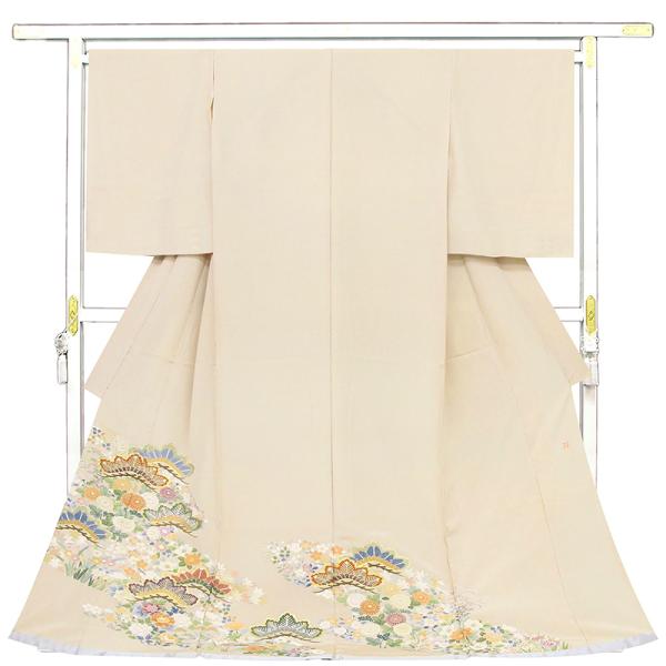 ■最高級の上質感と格調を追求した本加工手描き、本金仕様の特撰色留袖です。■京友禅伝統工芸染とデザイン性の高い四季花祝「工芸松」で制作された一格上の物作りです。■上質感と格調にこだわった格の高い礼装着が大切な式典で最高の装いを演出します。○地...