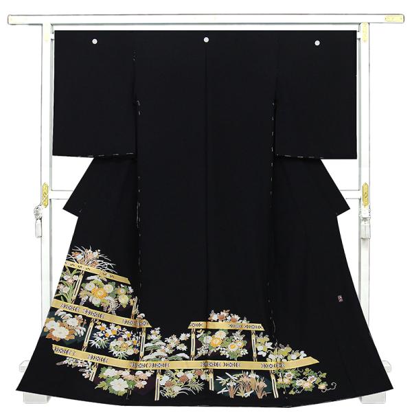 ■格調と華やかさを併せ持つ図案家協会優秀図案を用い表現された正倉院ロイヤル草花図の特撰黒留袖です。■京友禅手描き染めで本金彩加工や金糸刺繍で丁寧で豪華に制作されています。■高いお席でレンタルには無い一格上の着姿を披露する逸品をお楽しみ下さい...