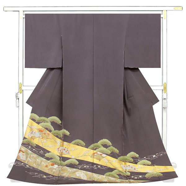 ■京友禅伝統工芸手描き染で、丁寧に松竹梅図を製作した色留袖です。■祝い扇面吹き寄せなどを描き、本金加工を使い、格調高く表現された特撰品です。■匠の多彩な箔使いで制作された逸品が、高いお席での着姿を応援します。○地色　【こちらの地色は渋めの灰...