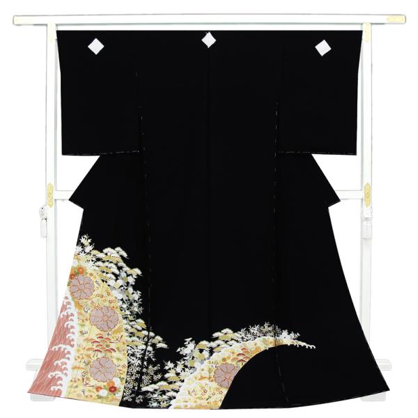 ■格調と華やかさを併せ持つ図案家協会優秀図案を用いて正倉院松竹梅宝尽し祝い波図の特撰黒留袖です。■京友禅手描き染めで本金彩加工や鹿の子染・刺繍入りで丁寧に制作されています。■高いお席でレンタルには無い一格上の着姿を披露する逸品をお楽しみ下さ...