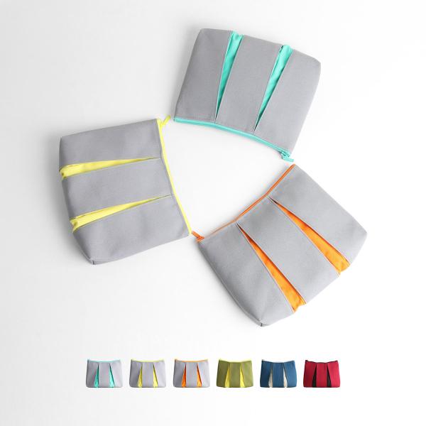 内側から挿し色が覗くデザインで見えない部分に洒落をほどこす "京都の粋" を表現しています。スリットの内側から挿し色が二筋シンプルなデザインが魅力で、まるで扇が広がるように優美で可愛らしい形になります。大きめサイズなのでメイクアイテムをしっ...