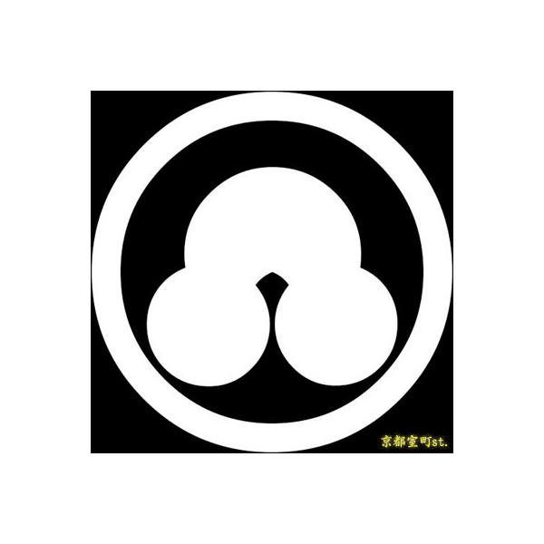 シールタイプの貼り付け家紋です。貼り方は、裏の台紙をはがし定位置に貼り軽く押さえるだけですので簡単です。ご使用後は速やかに剥がして元の台紙に貼り付けて置けば、幾度か繰り返しご使用になれます。≪注意≫使用後長い間貼り付けたままにされますと、剥...