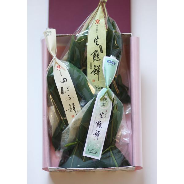 人気の京生麸餅３種類の化粧箱入です。贈答用の京生麸餅では当店の一番人気のセットです。＊「のし」のご指定を承ります。■内容　京生麸餅（よもぎ）【５個入り】×１袋、抹茶生麸餅【３個入り】×１袋、ゆばふ餅【３個入り】×１袋　　計３袋■日持ちの目安...