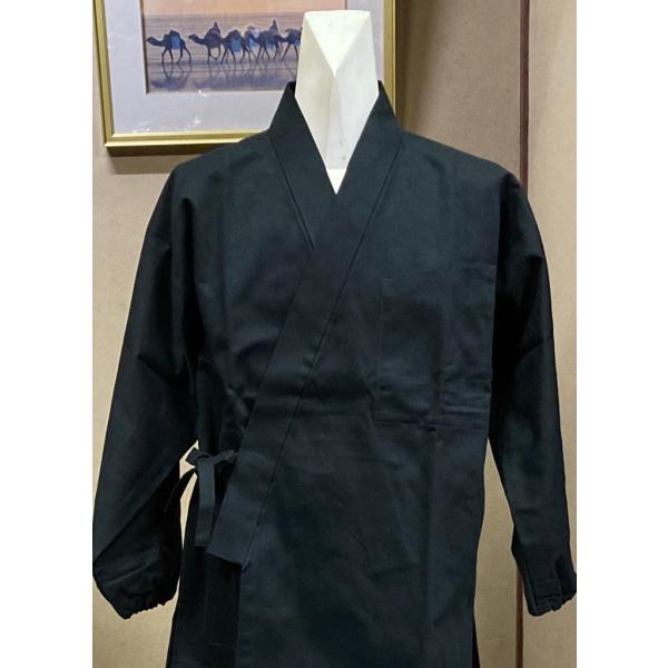 冬用厚手の綿100%にピーチ加工（薄起毛）が施されていますので、なめらかで温かい風合いに仕上がっています。上着ポケット；左胸内ポケット・右前身ごろズボンポケット；両脇手首・足首・ウエスト　ゴム入りＳ；上着丈70cm　裄75.5cm　ズボン丈...