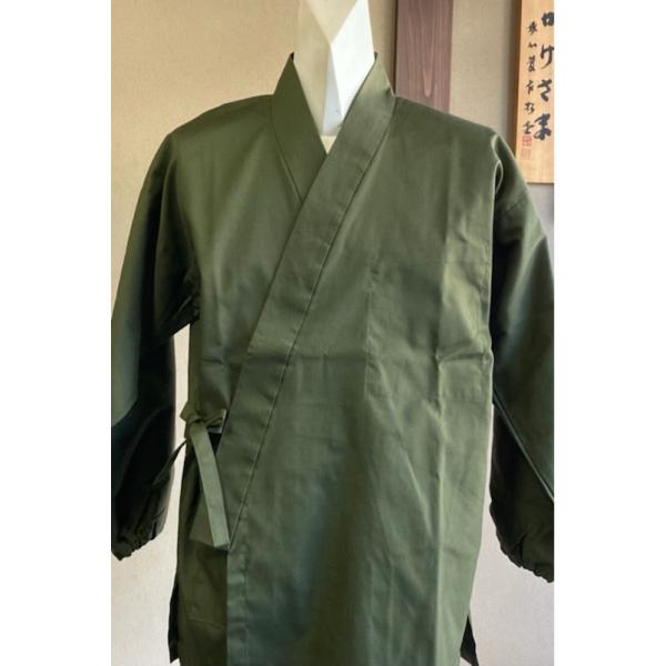 合用作務着綿35%/ポリエステル65%春・秋に大活躍の着心地よく動きやすい作務衣です。上着ポケット；左胸内ポケット・右前身ごろズボンポケット；両脇手首・足首・ウエスト　ゴム入りＳ；上着丈70cm　裄75.5cm　ズボン丈97cmＭ；上着丈7...