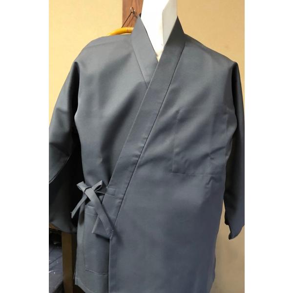 合〜冬用ポリエステル表に裏綿素材の二重織となり快適な着心地を実現。制電糸使用により、静電気が発生しにくい生地です。ポリエステル90%・綿10%上着ポケット；左胸内ポケット・右前身ごろズボンポケット；両脇手首・足首・ウエスト　ゴム入りサイズ　...