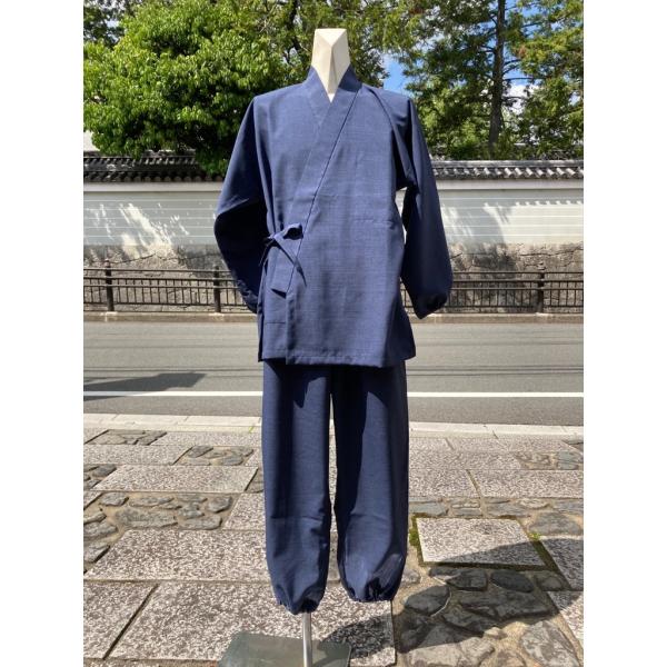 紺色軽くてさらりとした着心地。洗濯機可能、乾きが早くシワが付きにくいです。上着ポケット；左胸内ポケット・右前身ごろズボンポケット；両脇手首・足首・ウエスト　ゴム入り※オプションのウエスト外紐付け加工には一週間から10日ほどかかります。　ご了...