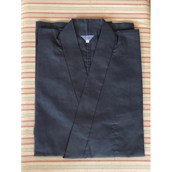 麻のシャリ感とポリエステルの取り扱いやすさを合わせた生地です。濃紺色（黒に近い濃紺色）・白茶色（薄めの色目）・鼠夏用　薄地　作務着麻35%/ポリエステル65%日本製上着ポケット；左胸内ポケット・右前身ごろズボンポケット；両脇手首・足首・ウエ...