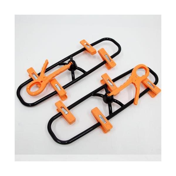 袴(はかま)用ハンガー。風通しがよく、袴が楽に乾きます。強力なピンチなので濡れた袴をしっかりはさみます。【取り扱い上の注意】1）高温の所や、火のそばにつるさないでください。2）袴、衣類をつるす以外での使用はしないでください。3）製品劣化を避...