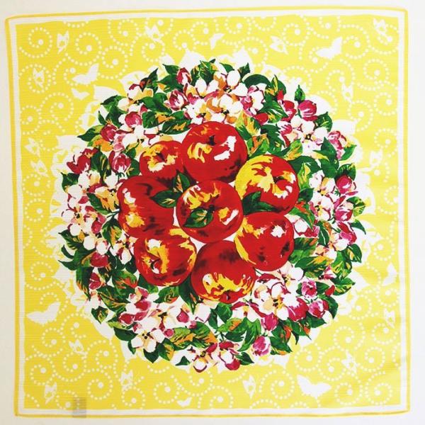 手書きだからこその筆使いで、リアルかつ温かみのある原画に、京都のれんだからこそ作れる色使いを掛け合わせてできた縁起柄風呂敷！！りんごには運気アップ、蝶には美や喜びの象徴の意味があります。二つの意味を混ぜ「運気を蝶が運び届けてくれ、気分の上が...