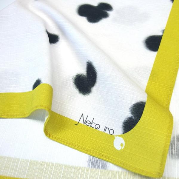 Neko iro風呂敷は包むと猫が丸まっているように見える風呂敷です。外でも猫と一緒に居る気分になれるような風呂敷に仕上がりました。猫好きの方にオススメしたい風呂敷です。猫の柄によって性格の系統も違うそうなので「ぶち黒」の性格をまとめた紙を...