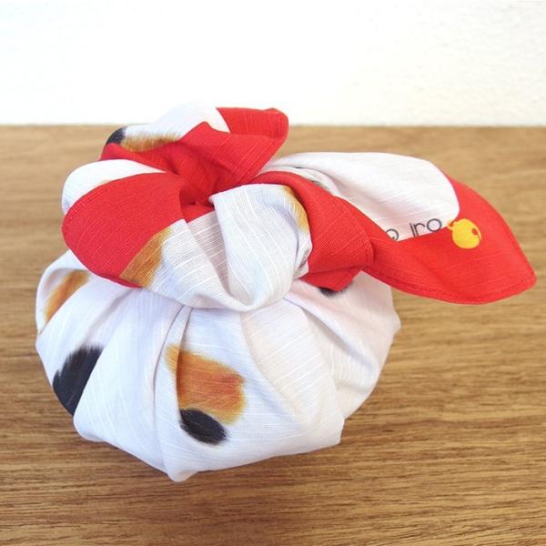 Neko iro風呂敷は包むと猫が丸まっているように見える風呂敷です。外でも猫と一緒に居る気分になれるような風呂敷に仕上がりました。猫好きの方にオススメしたい風呂敷です。猫の柄によって性格の系統も違うそうなので「三毛猫」の性格をまとめた紙を...