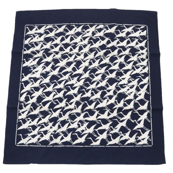 長寿や繁栄の象徴とされる鶴をあしらった、縁起の良いデザインの綿ブロード風呂敷です。軽やかな飛翔の姿を全面に配した印象的な柄は、贈り物の包みや和のインテリアとしても美しく映えます。素材には扱いやすい綿ブロード生地を使用。程よいハリとしなやかさ...