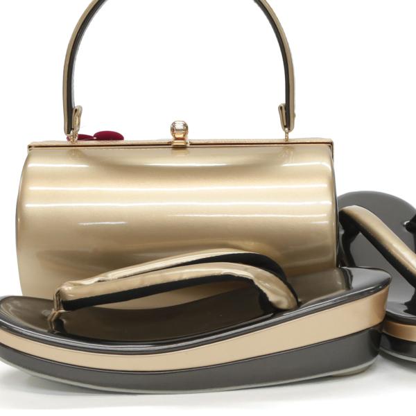 シンプルな無地のエナメル草履バッグです。美しい光沢とコーディネートしやすいシンプルデザインです。ゴールドとダークグレーとの2トーンカラーになっておりお洒落です。成人式、結婚式、卒業式などの振袖などに最適です。また草履は、卒業式の袴衣装着用時...