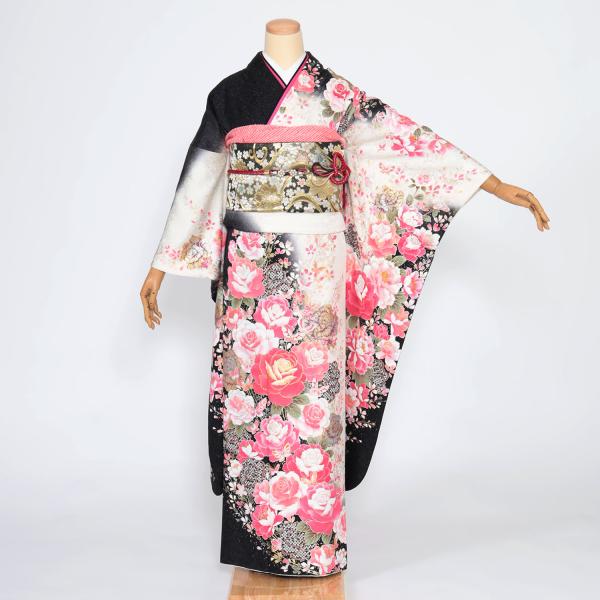 商品情報黒と白のツートンからなる色合いがスッキリした個性的なお着物です。着物地には金糸が織り込まれキラキラと輝いています。濃淡のあるピンクの花柄が袖や前身頃にボリュームたっぷりと柄つけされていて、明るく華やかな印象を与えてくれます。【対応身...