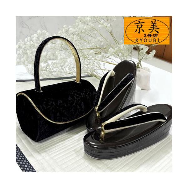 商品名　草履バッグセット　ベルベット（ベロア）生地仕様　　かぶせタイプ　３枚芯厚底草履商品説明黒のベルベット生地に有職文様を施した草履バッグセットです。バッグと草履の鼻緒には手触りの良い黒色のベルベット（ベロア）生地が使用されています。バッ...