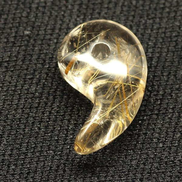 透明感ある水晶の中にしっかりと伸びる金針