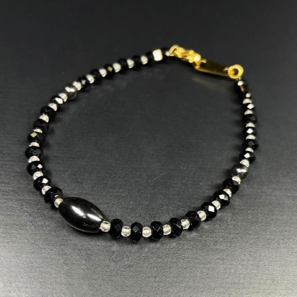☆プロスポーツ選手や芸能人御用達の磁気パワーストーンアイテム！！磁気ヘマタイトをメインに、ブラックスピネルとカットクリスタルを組み合わせたブレスレットです。また、ゴールドカラーの板カンとカニカン（留め具）もおしゃれで特徴的ですね^^