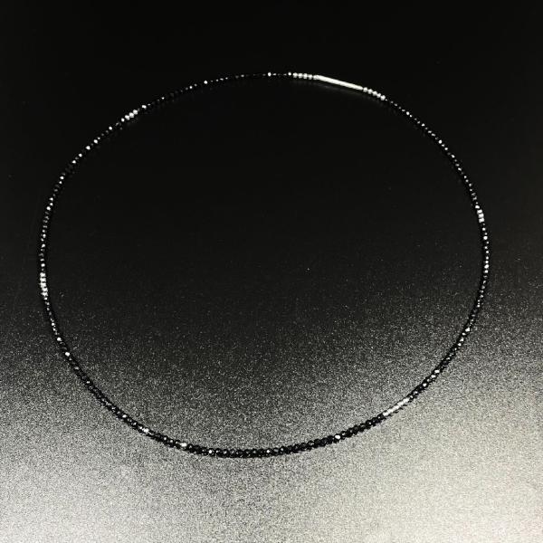 ☆磁気の力で運動能力を高めたい方にとにかくオススメのアイテムです。ALL2ミリ粒で製作しており、ストーンがキラキラ輝く姿は美しすぎます♪ヘマタイト（フェライト磁石配合）とカットオニキス（パワーストーン）の組み合わせも然ることながら、クラスプ...