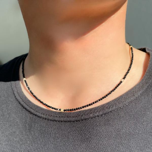 ○首元でキラキラ光り輝くそのアイテムは、ダイヤカットを施されたゴールドルチルとブラックオニキスを組み合わせたネックレスです！！様々なシーンで使い分けができますので、本当におすすめの１本^^